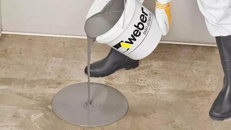 Samorazlivna talna izravnalna masa | WEBER